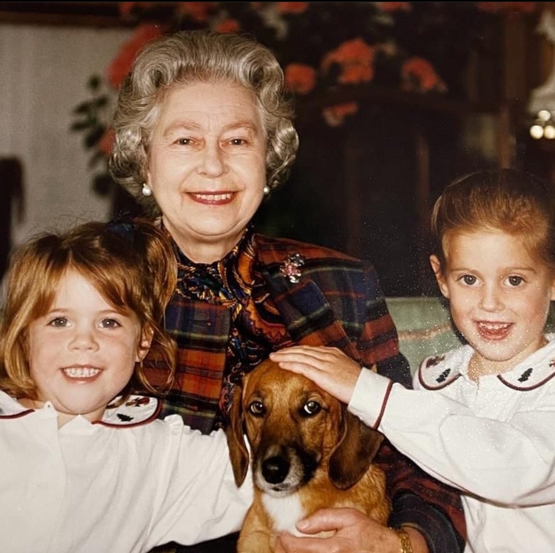 Princesses Beatrice and Eugenie pay personal tribute to Queen - The ...