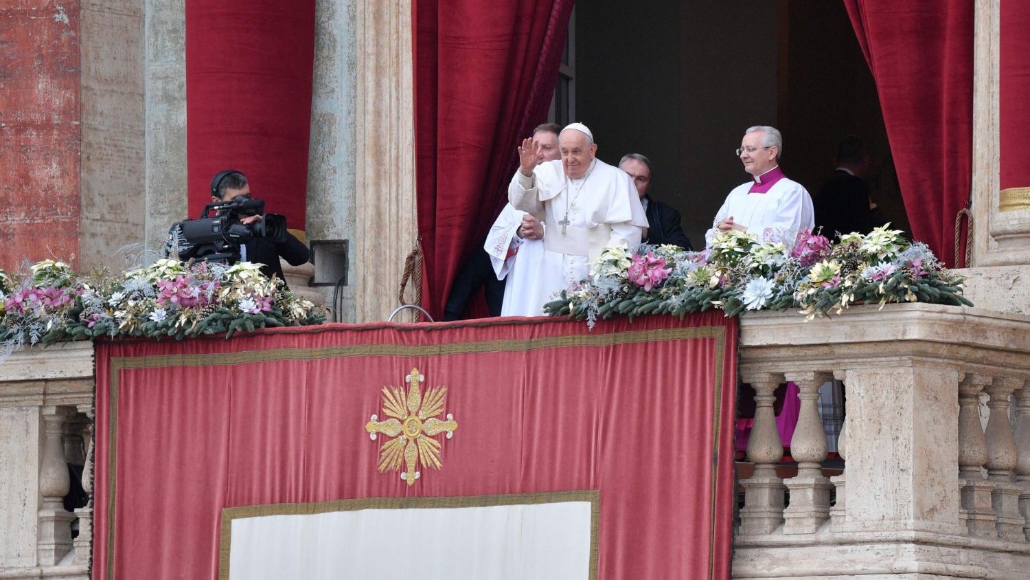 Pope Francis denounces weapons industry, urges global peace in ...