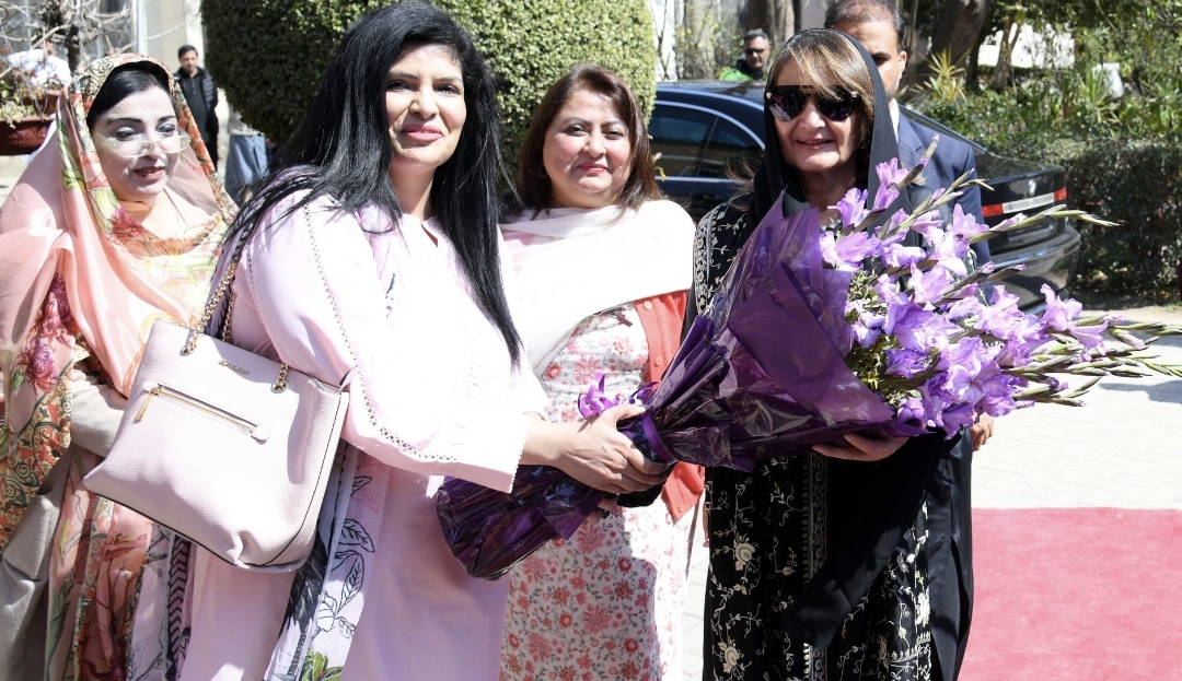 First Lady Samina Alvi Emphasizes Women's Self-Dependence for Socio ...