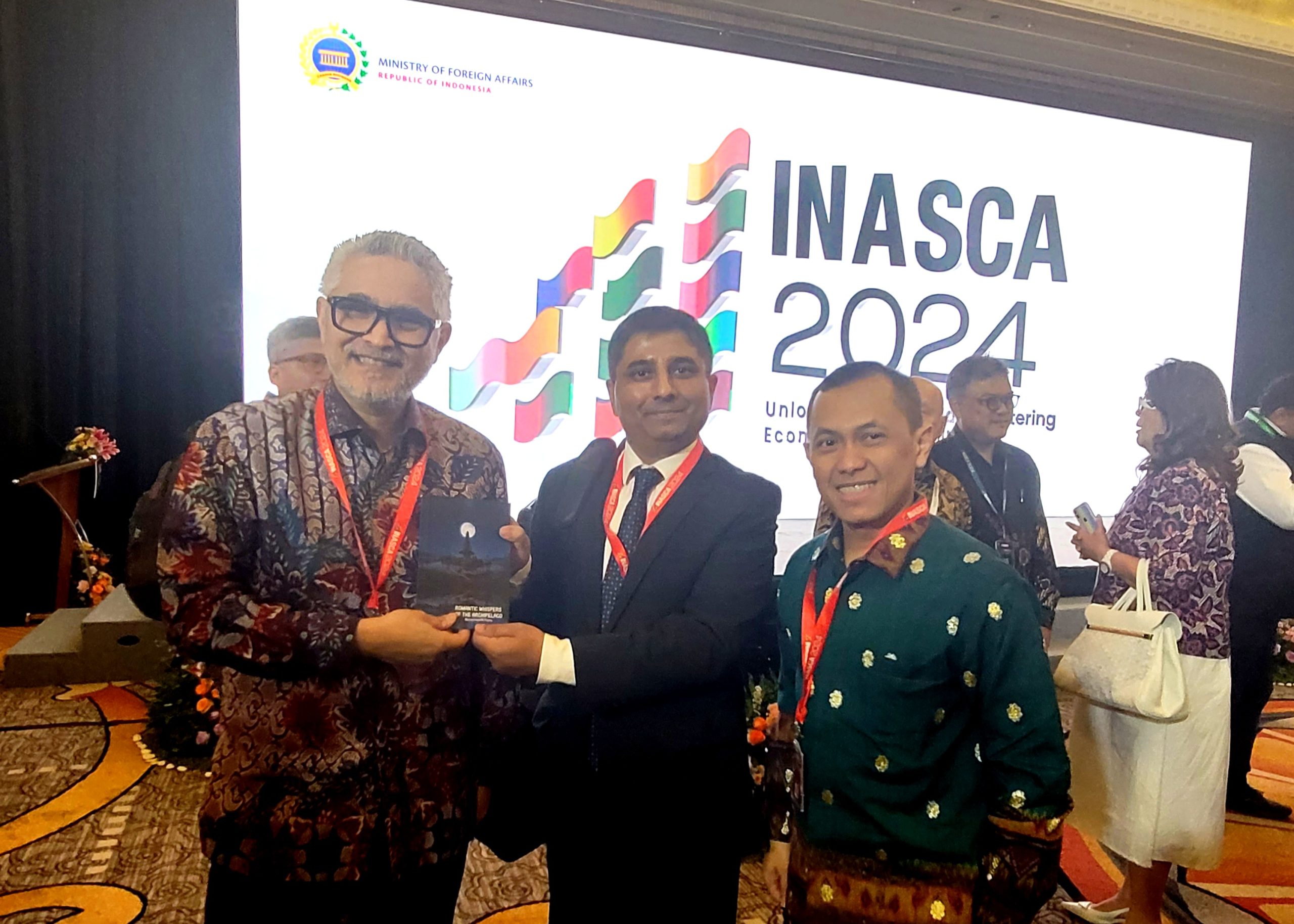Mr. Muhammad Ali Pasha Presents Poetic Tribute to Indonesian Heritage ...