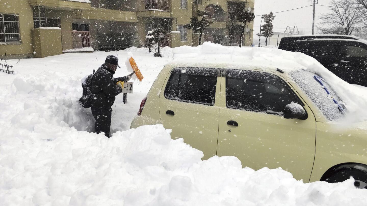 Heavy Snow Disrupts Travel in Northern Japan as Families Return for New ...
