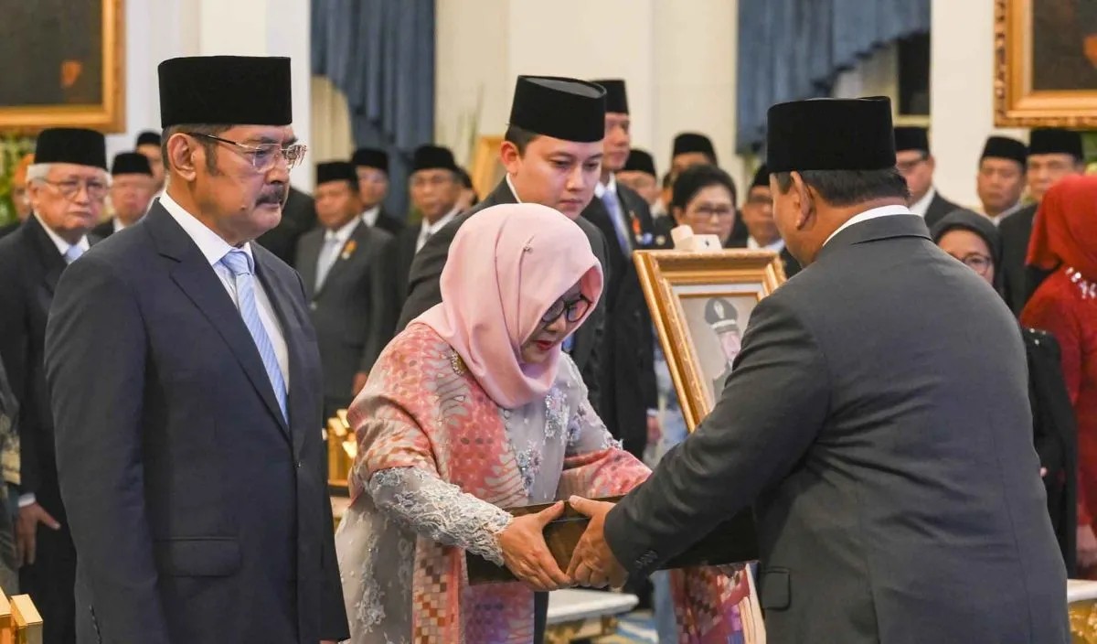 President Prabowo Confers National Hero Title on Former President ...